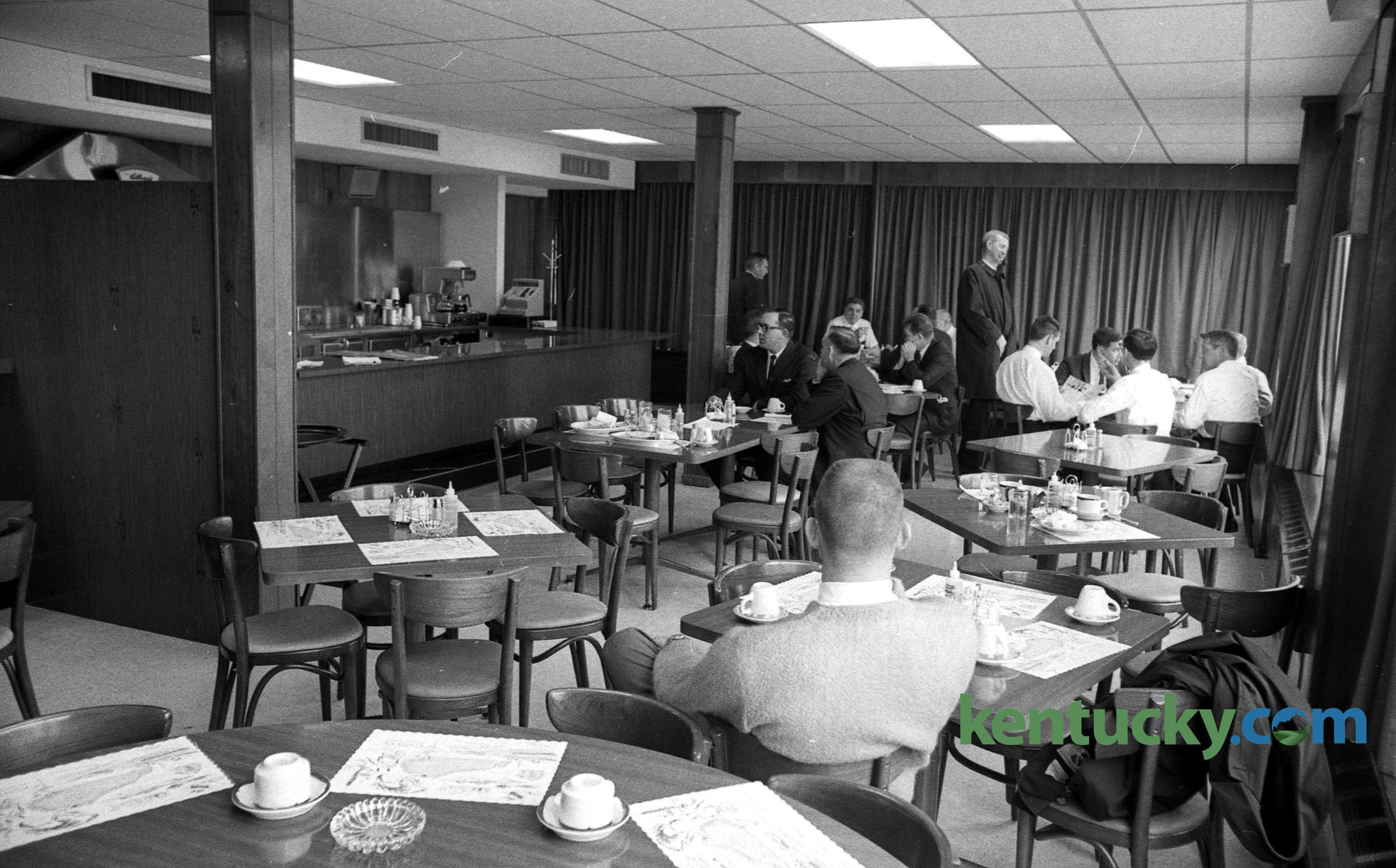 Blue Grass Field terminal remodeled, 1968 | Kentucky Photo Archive